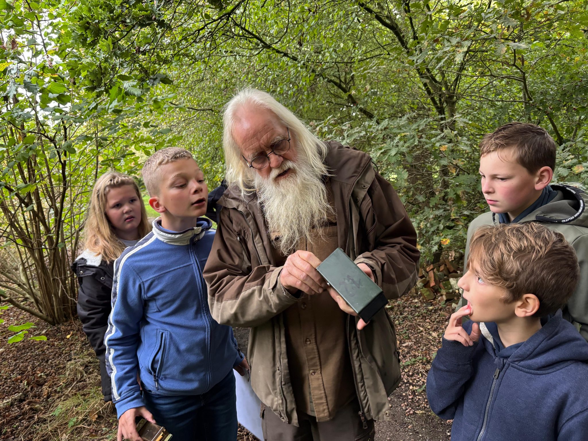 Leerlingen van de De Groene Borg in Kornhorn speuren naar muizen ...