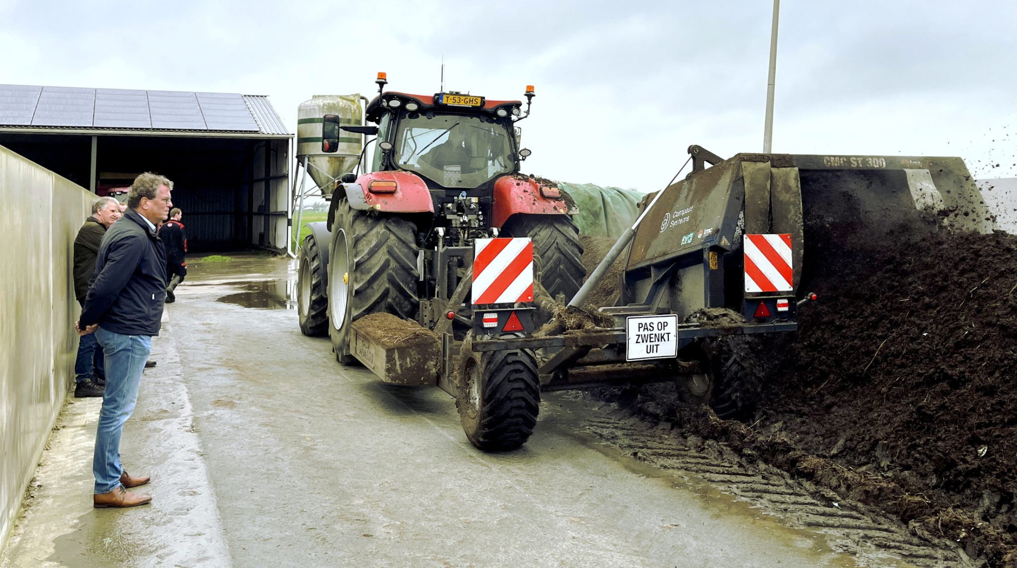 Bermgras als compost op boerenland in Westerkwartier - RTV Zulthe